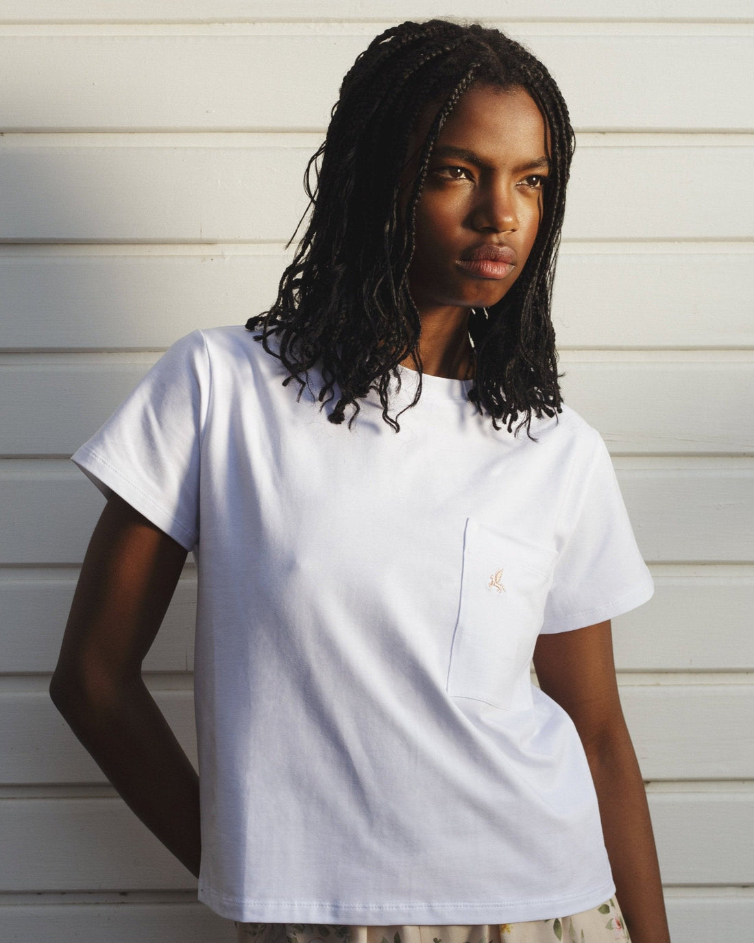 Polera Blanca de Algodón Manga Corta con Bordado en el Bolsillo - Rosa ...